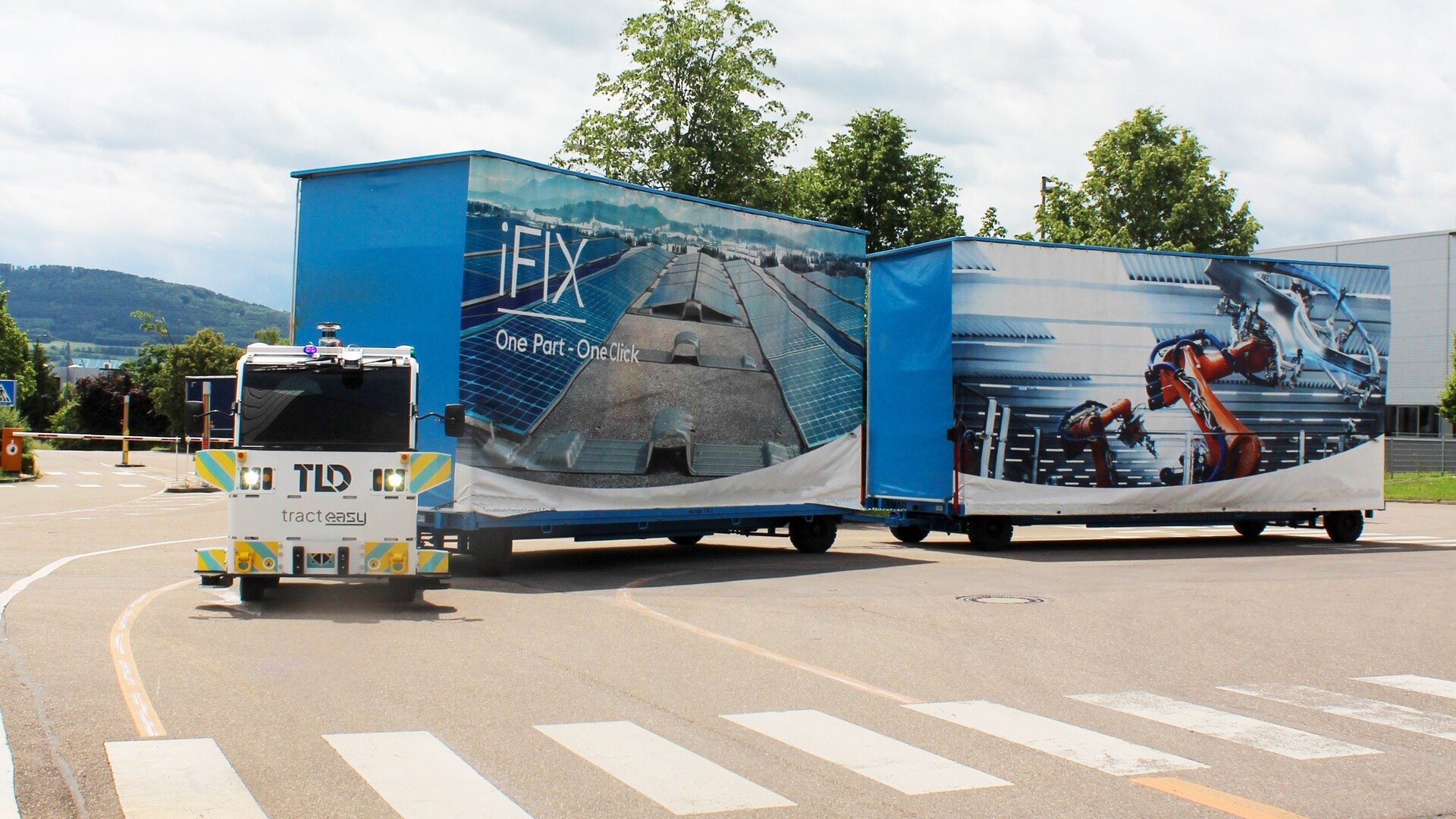 EasyMile sets new standard with record-length autonomous tandem tow at ...