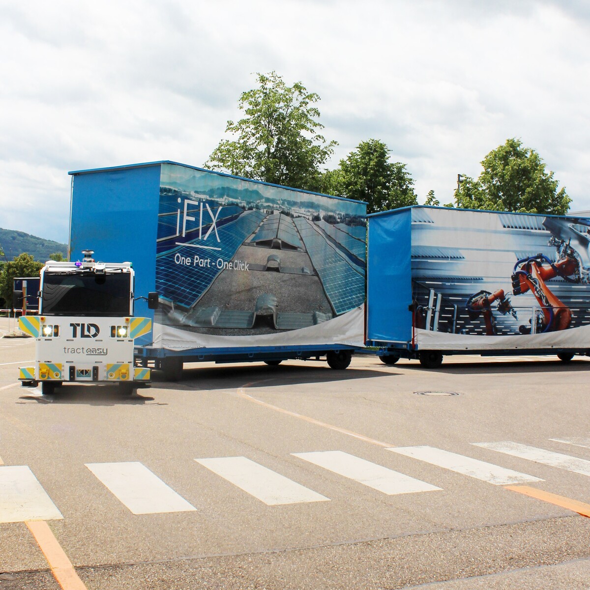 EasyMile sets new standard with record-length autonomous tandem tow at ...